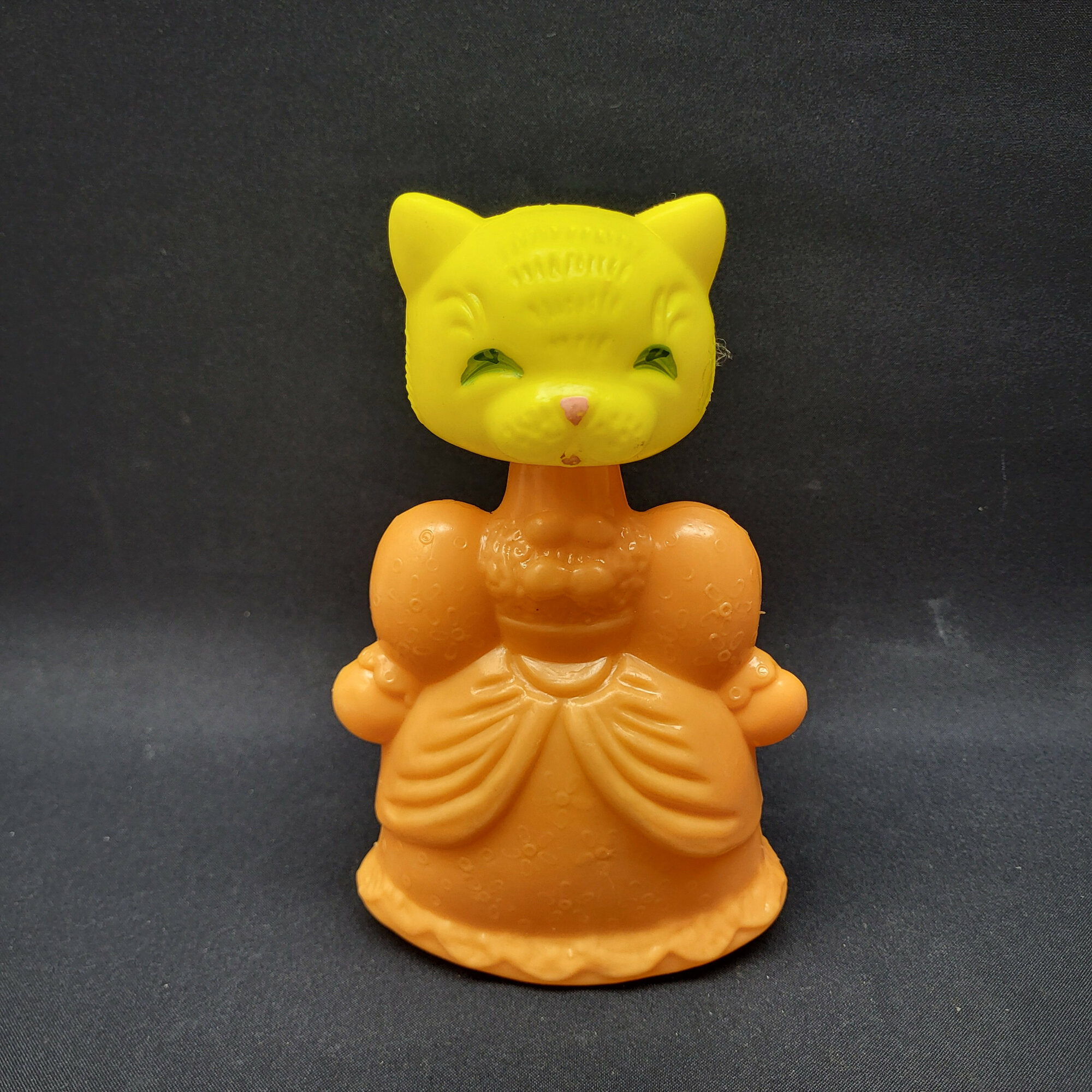Игрушка винтажная, СССР. Пластмассовая фигурка кошки в платье, высота около 20 см