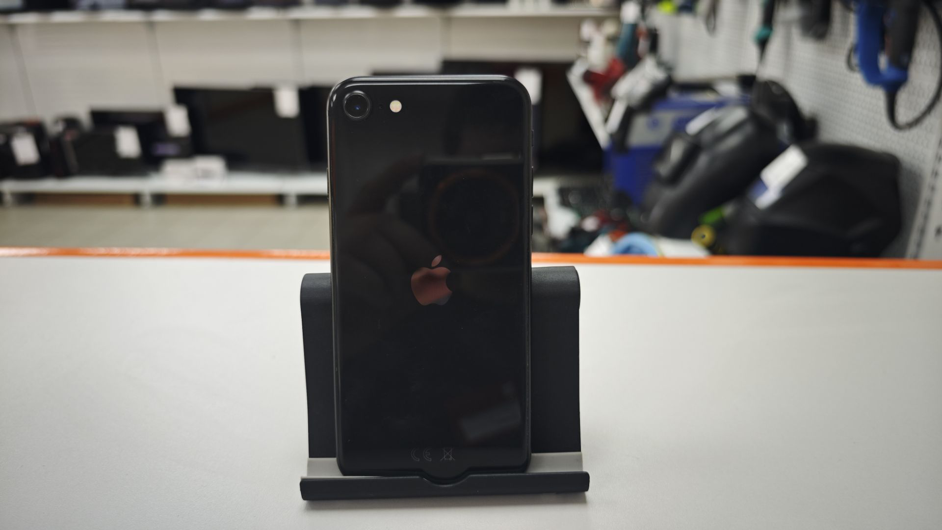 Смартфон Apple iPhone SE, 64 GB, Black, A13 Bionic, IP67, NFC, камера 12MP, 1334x750