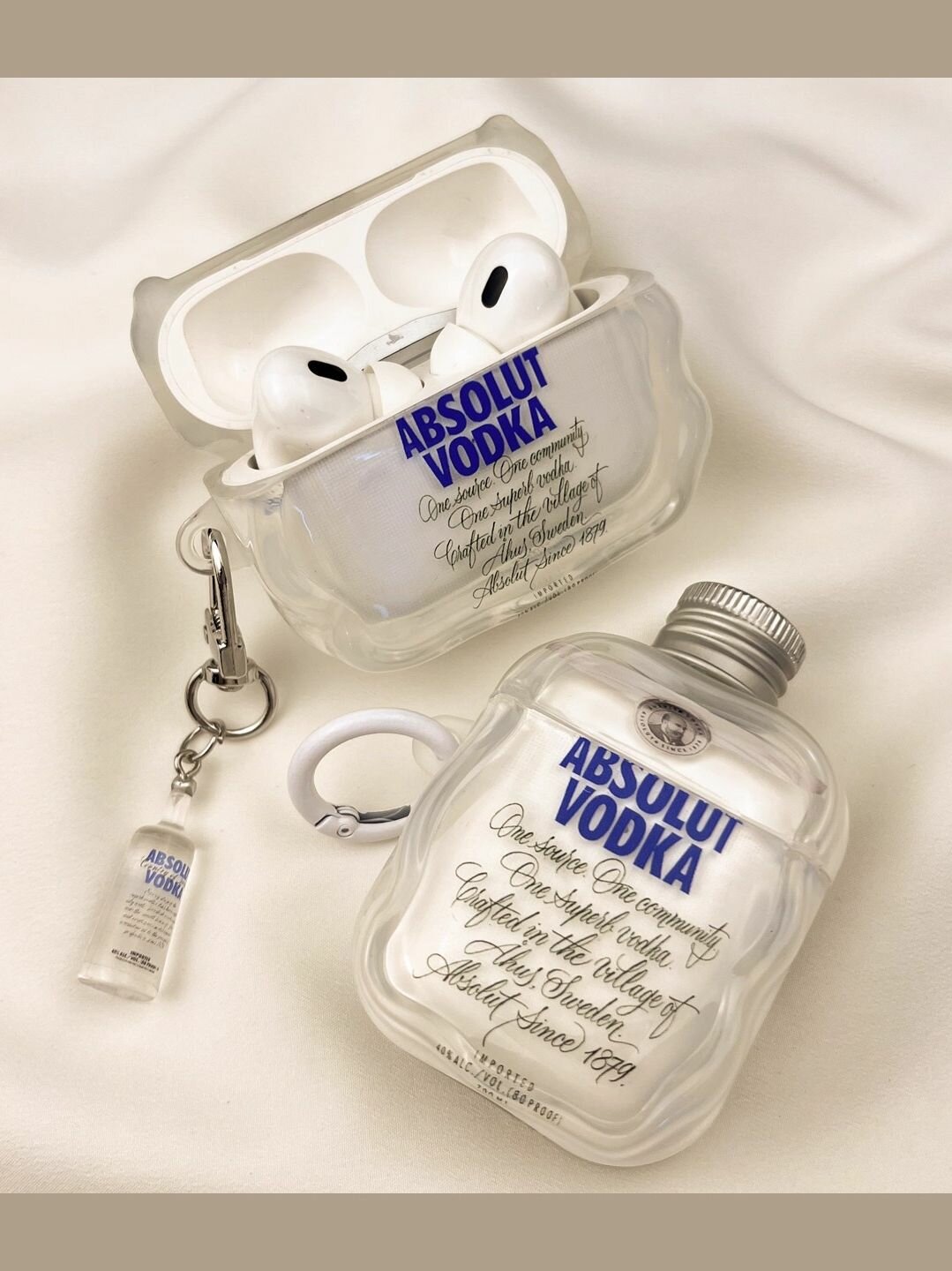 Прозрачный чехол для AirPods 4 в виде бутылки водки Absolut Vodka с мини-подвеской, противоударный
