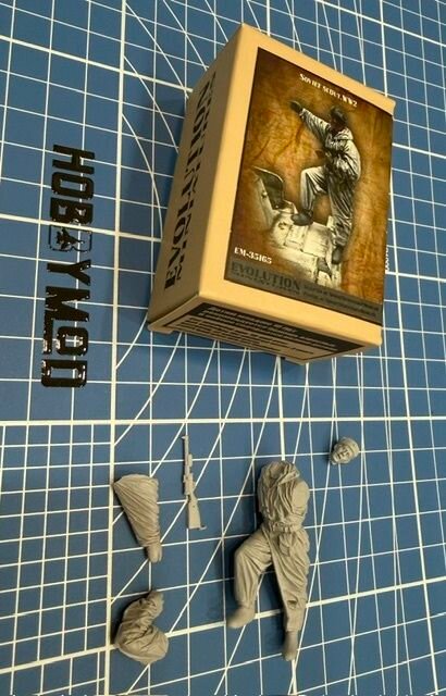 EM-35165 Фигурки для самостоятельной росписи 1:35 Soviet scout . WW2