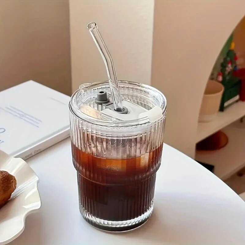 Стеклянные стаканы с крышкой и трубочкой