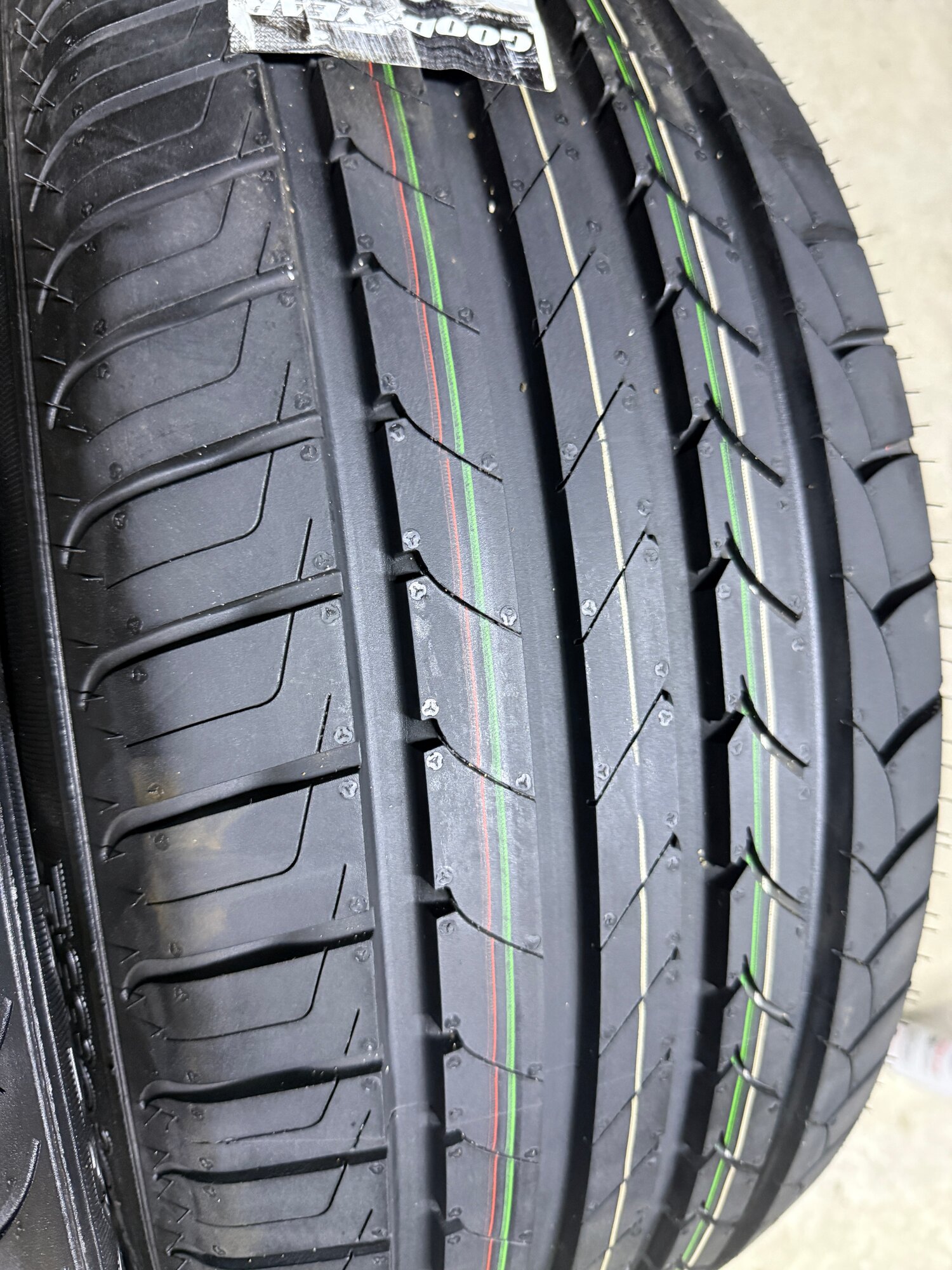 Goodyear EfficientGrip 245/45 R18 100Y — фото 1
