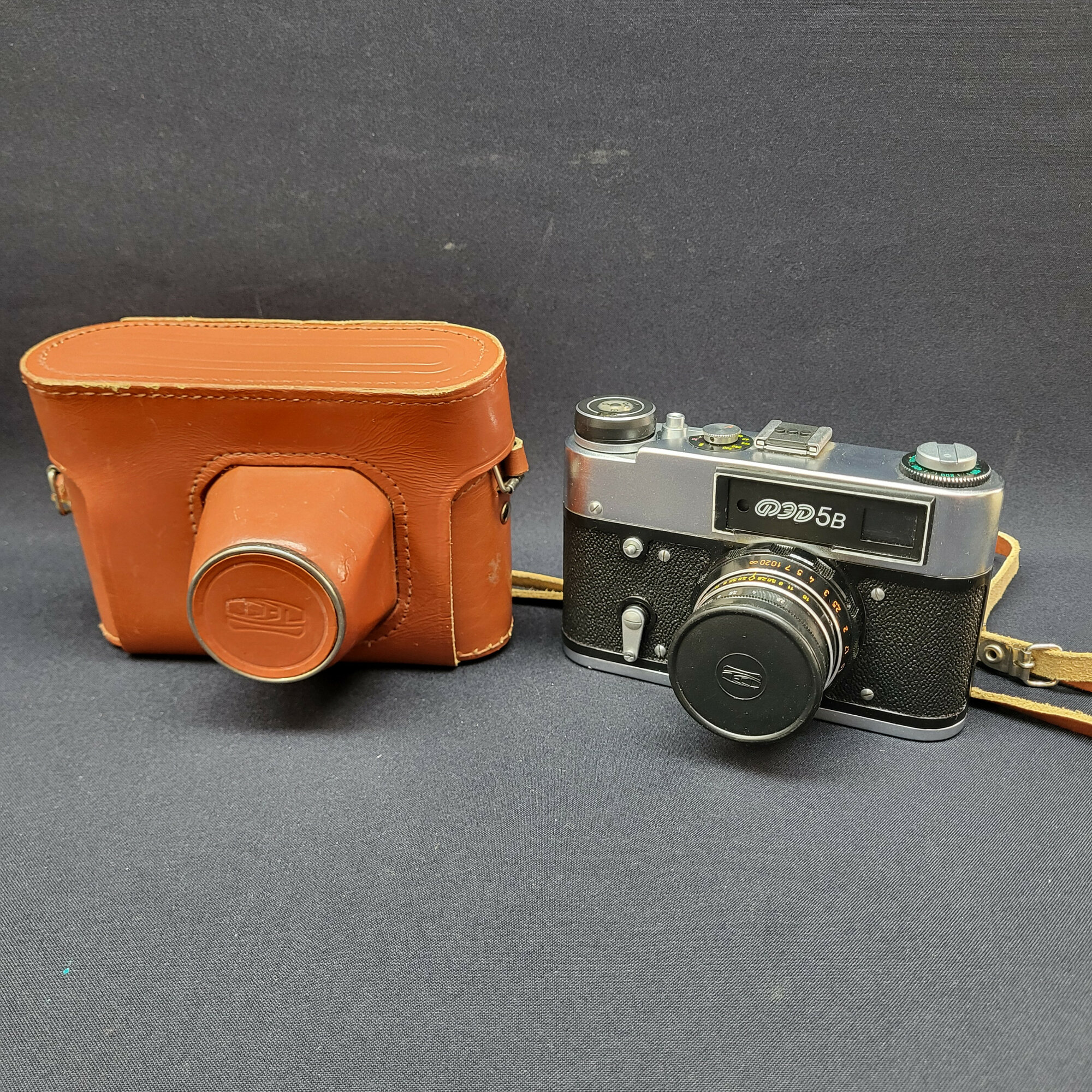 Фотоаппарат винтажный, СССР. ФЭД 5В в кожаном футляре, дальномерный пленочный аппарат