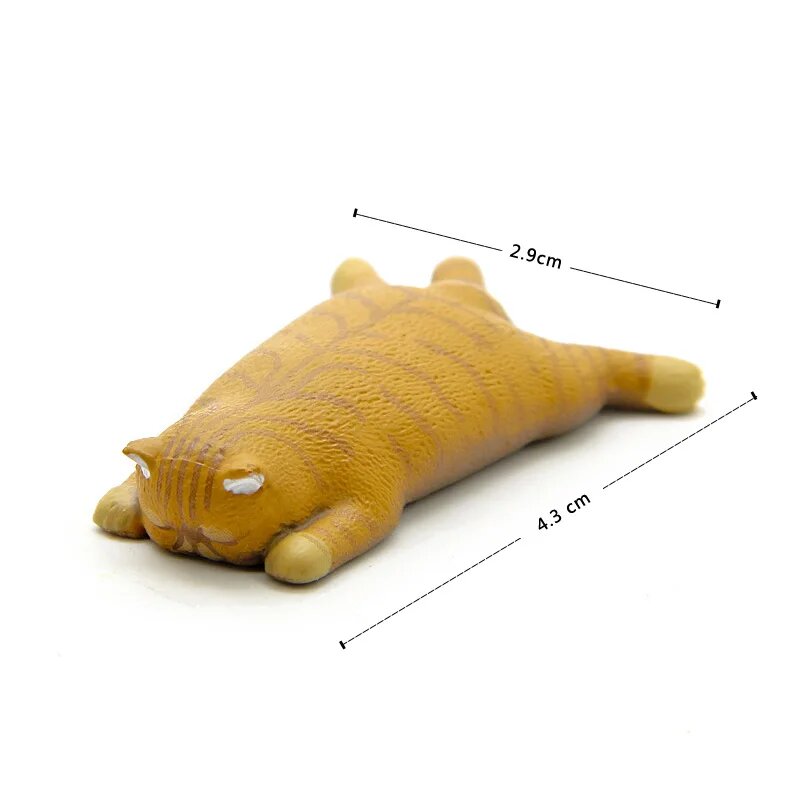 Миниатюрка кота лежащего, резиновая фигурка, 2.9x4.3 см