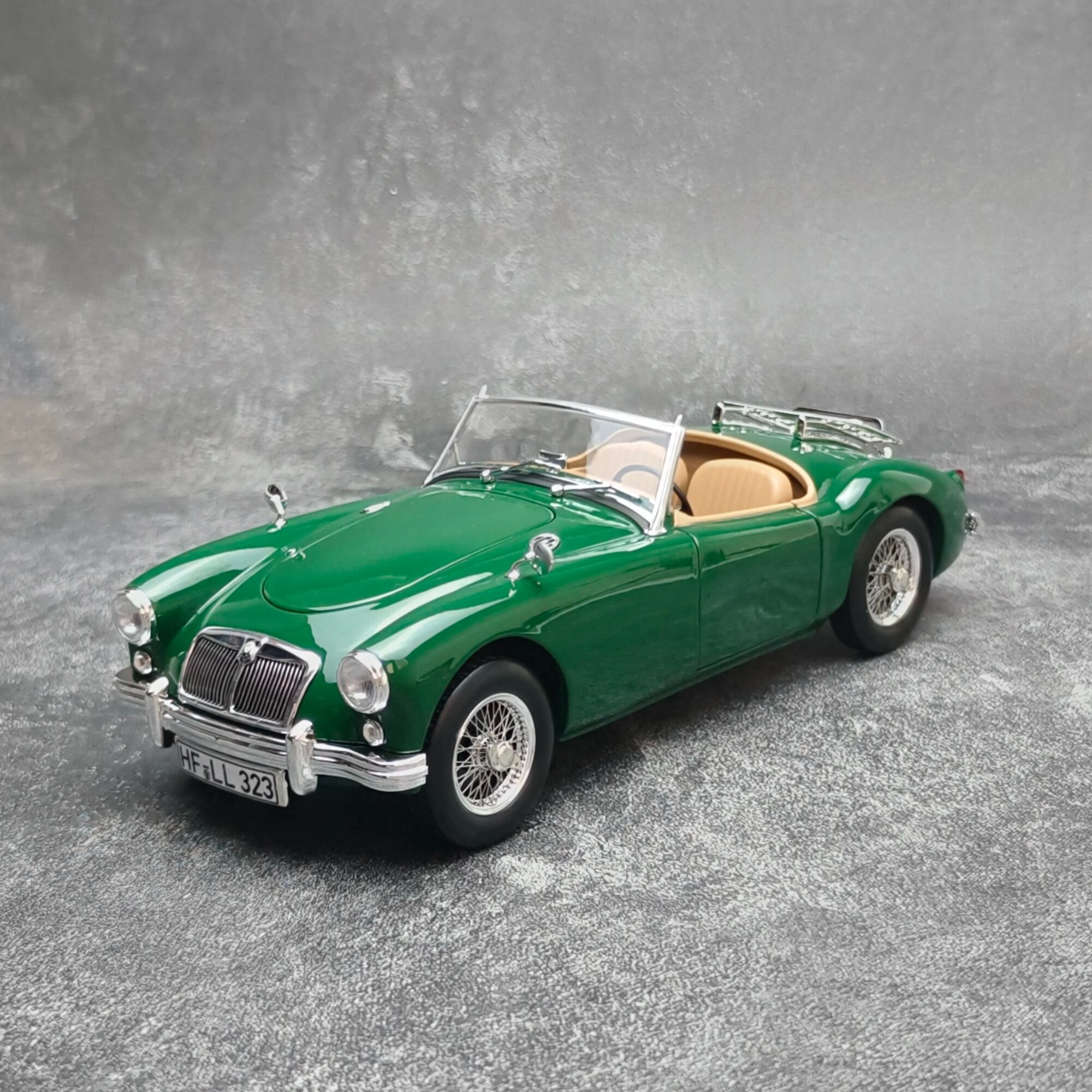 Модель автомобиля Norev MGA 1955 British Racing Green 1:18
