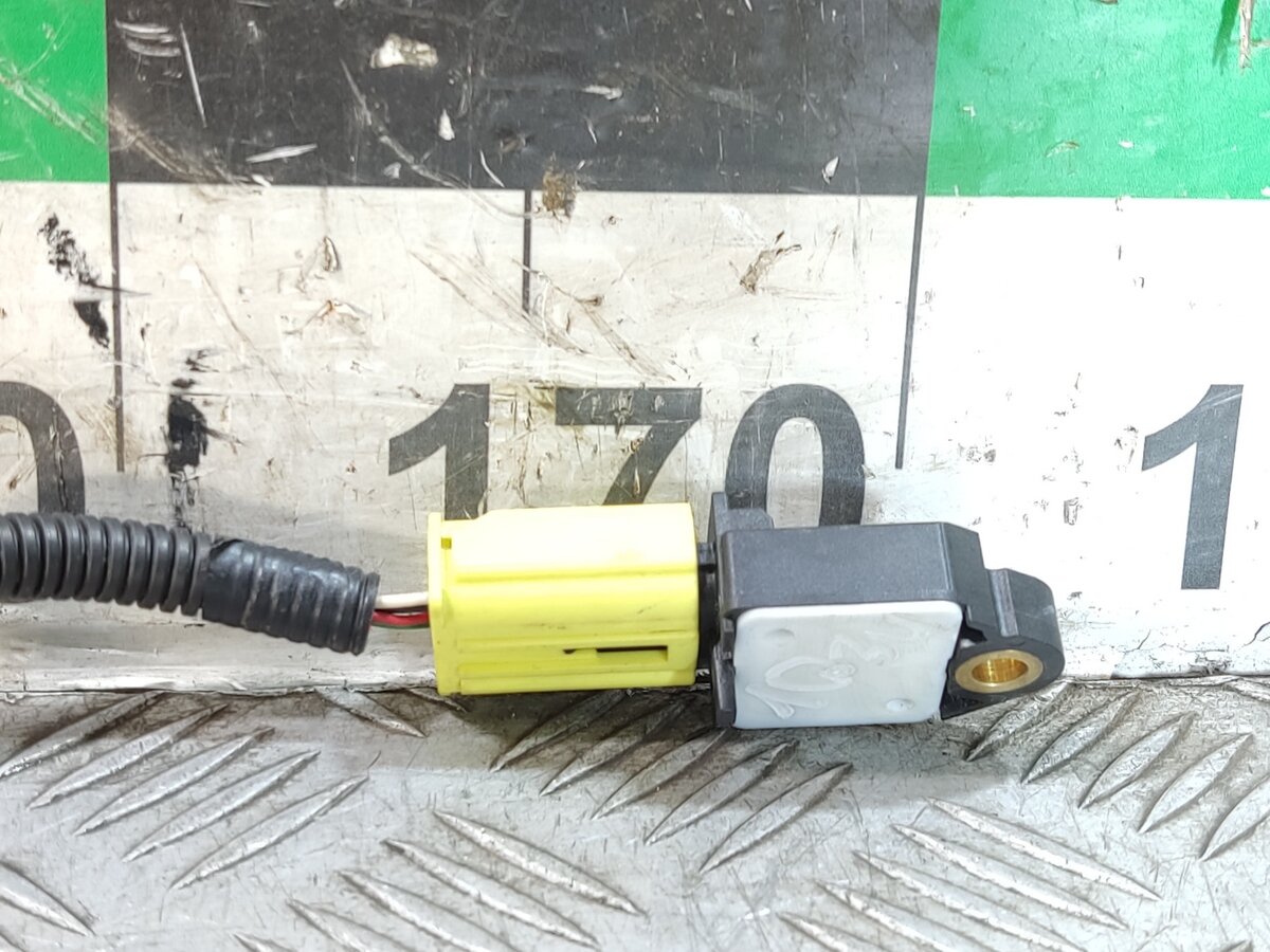 Датчик Air Bag TOYOTA Corolla e150 8983102060
