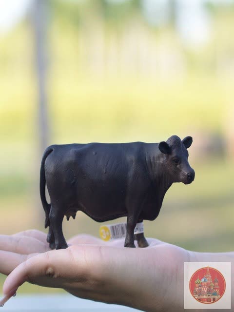 Скайфигурка черная корова Schleich 3+ пластик для детей, фигурка животное — фото 1