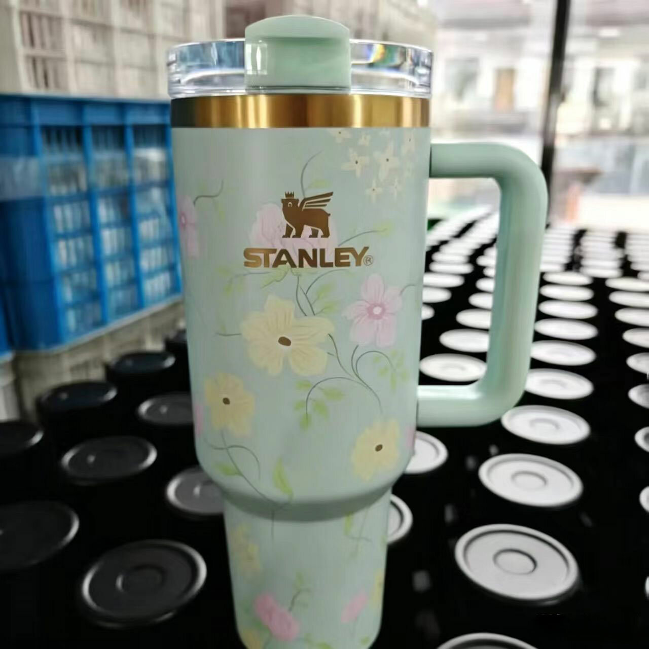 Автомобильная кружка Stanley объемом 40 унций, с двойными вакуумными стенками и теплоизоляцией.