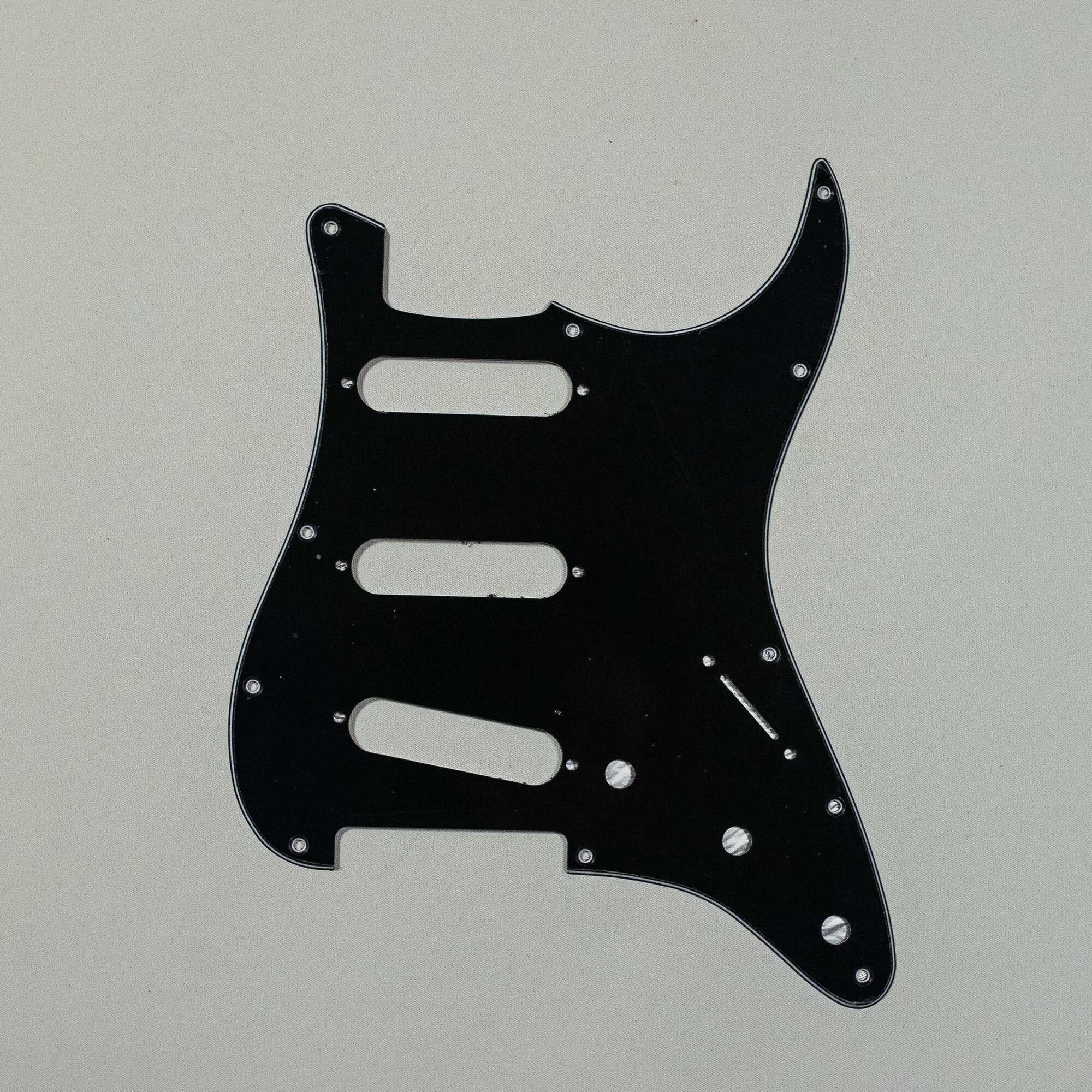 Панель/пикгард для электрогитары. Pickguard Stratocaster SSS черная.