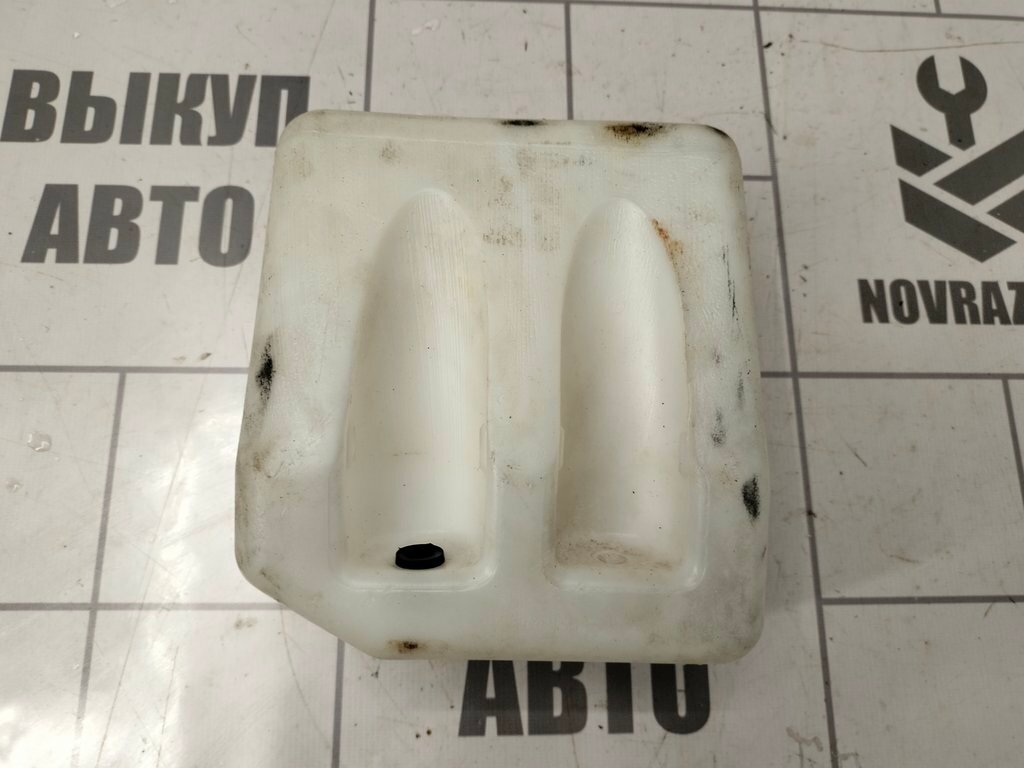 Бачок омывателя лобового стекла Mitsubishi Lancer CB 92-00