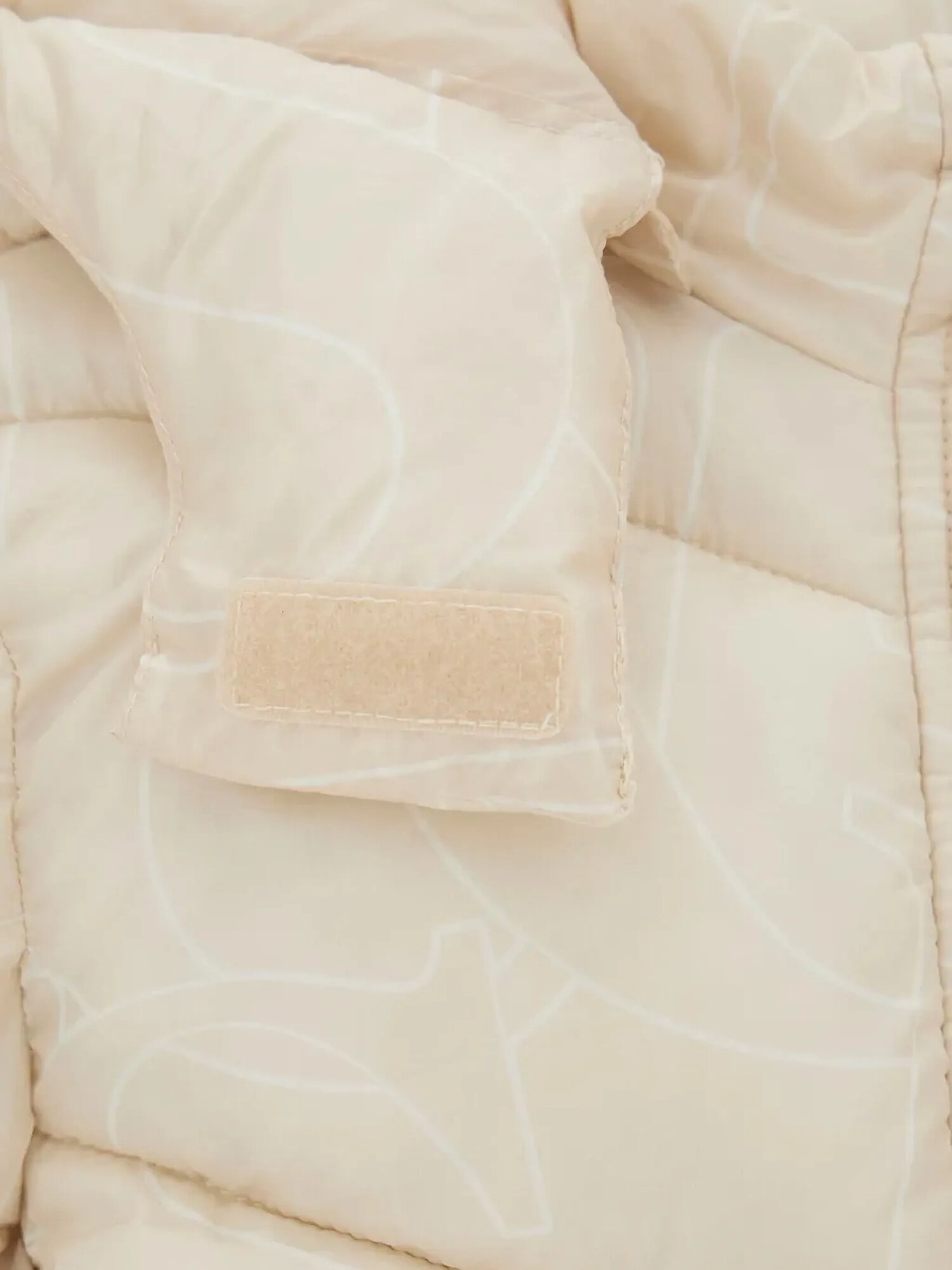 Куртка GUESS Logo-print padded jacket, размер 8 лет, бежевый цветы мелкие — фото 1
