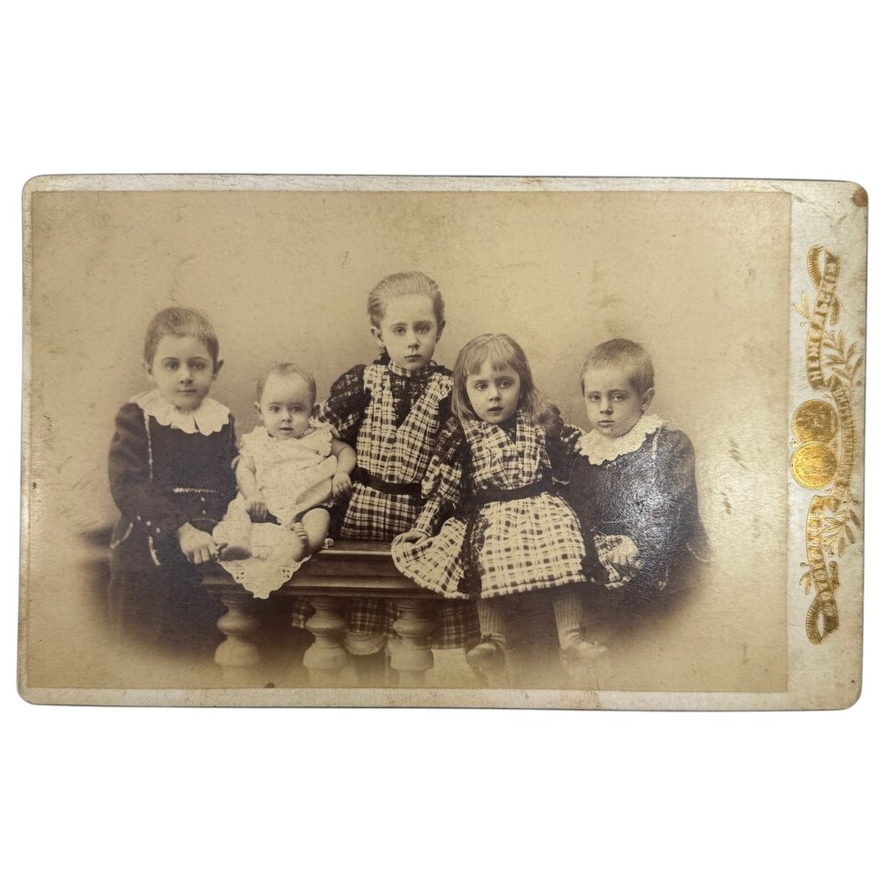 Фотография "Дети", формат "Будуарный", 1890-1917 г, фотограф Нежельский И. Ф, Борисоглебск