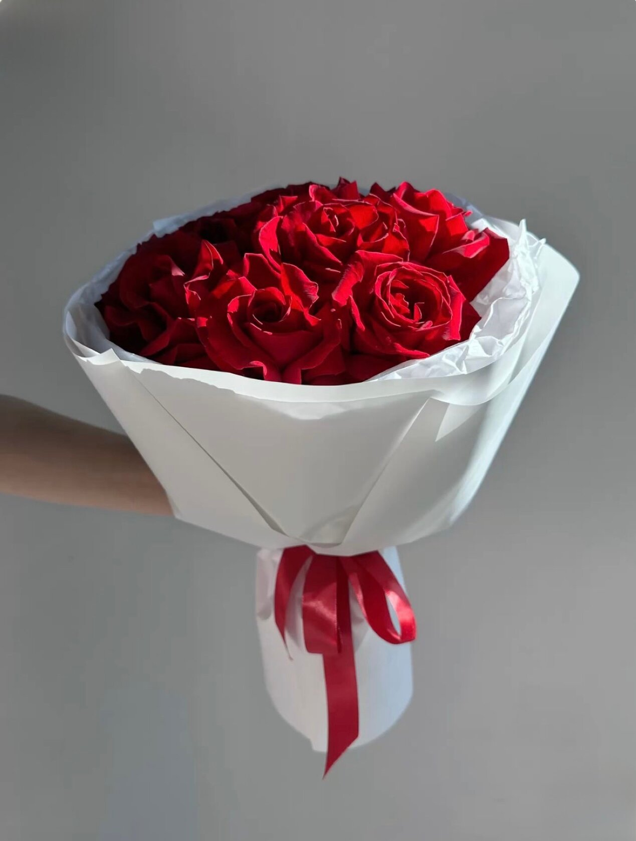 Моно-букет FlowersLab "Красный бархат", красные розы, 7 штук