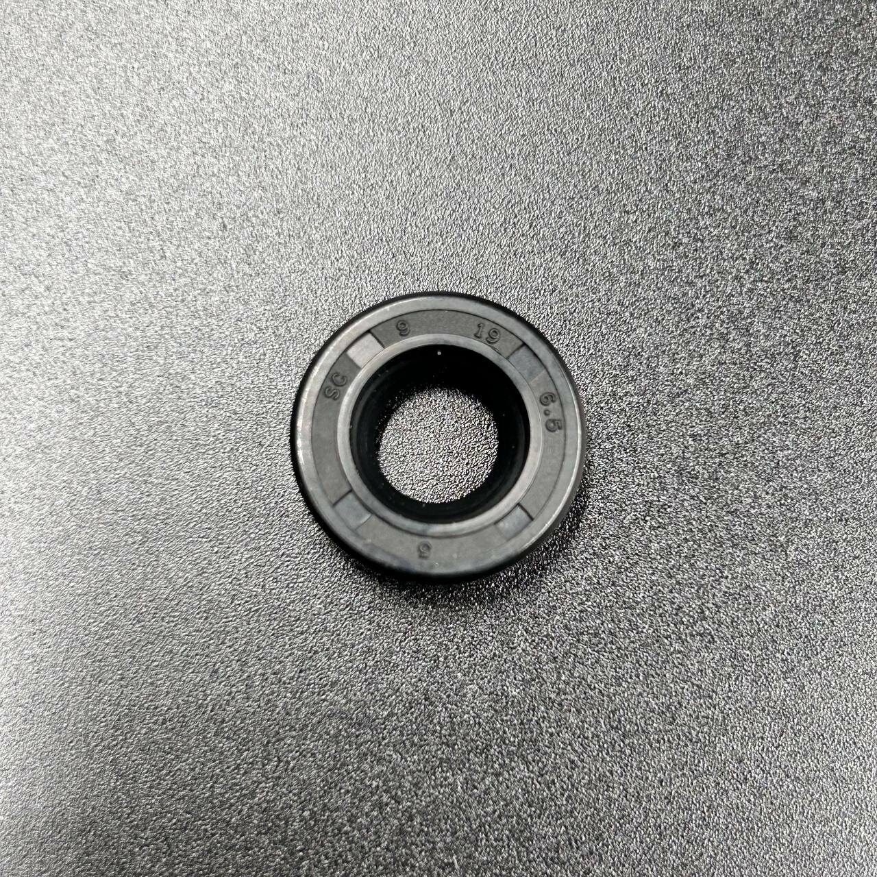 Сальник Mercury (26-816464-1; 8M0204708) (9х19х6.5) (KACAWA)