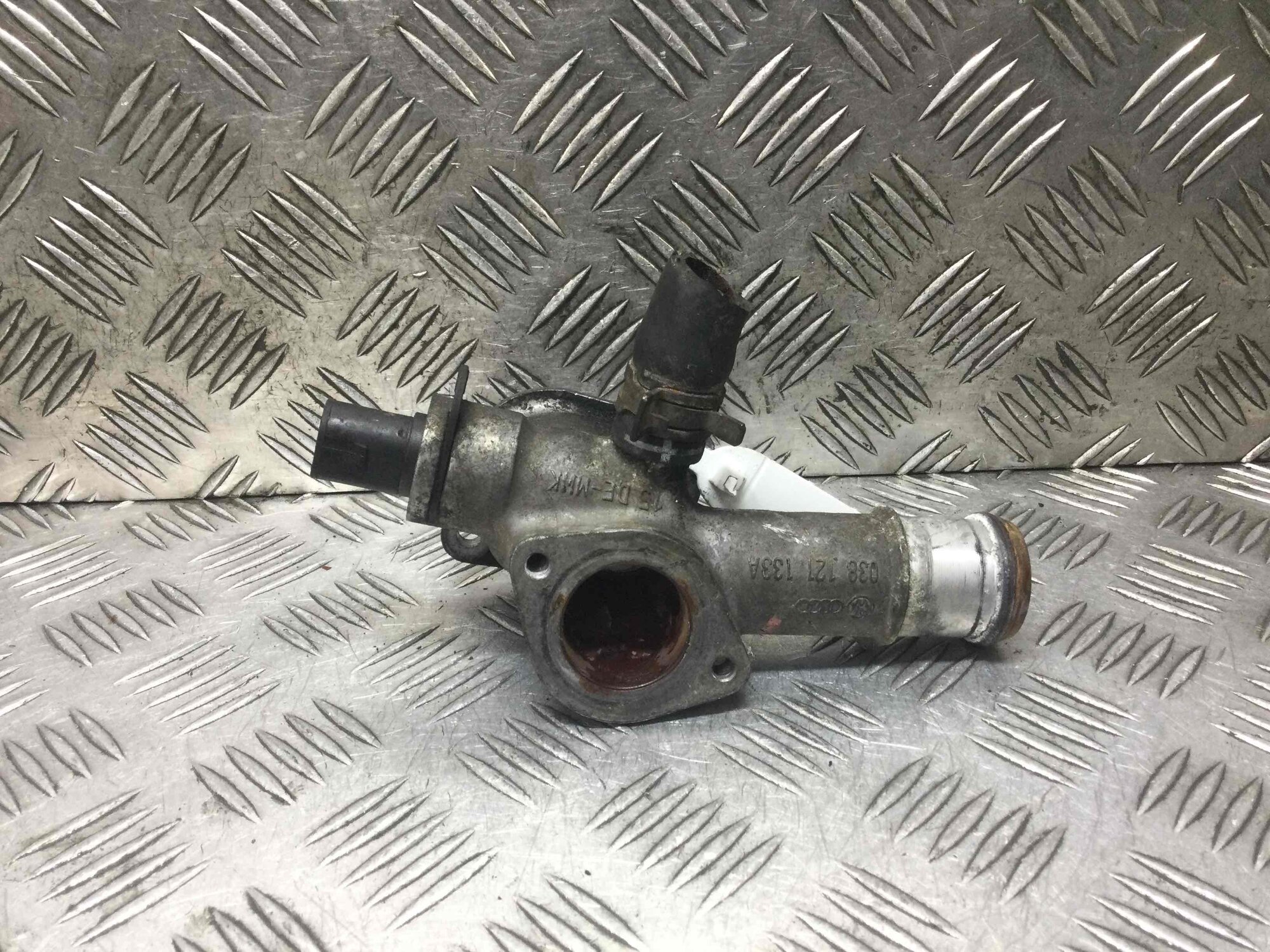 Б/У Фланец (тройник) системы охлаждения Volkswagen Beetle A4 [рестайлинг] (2005-2010) 2006 г.