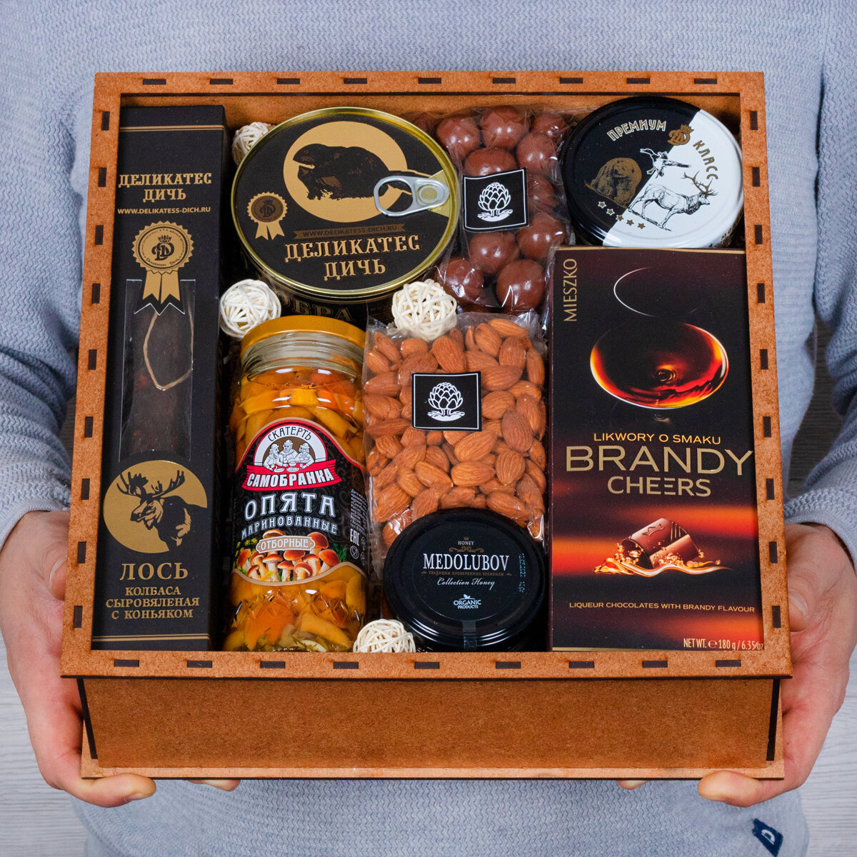 Подарочный набор с сыровяленой колбасой лося, тушеным мясом бобра и маринованными грибами ART-Box №2432