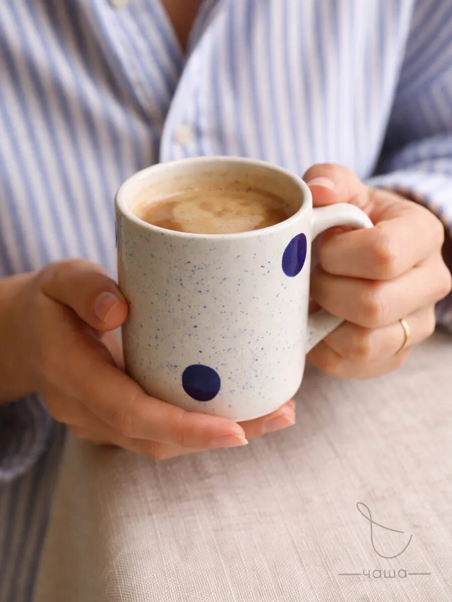 Кружка фарфоровая в синий горошек Chasha, 350 мл, в крапинку