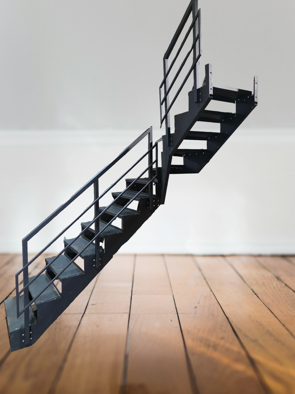 Лестница м/этажная,14 высот. 10 ступеней прямых и 3 забежные, Перила с одной стороны. Разборная. Ширина 80 см.