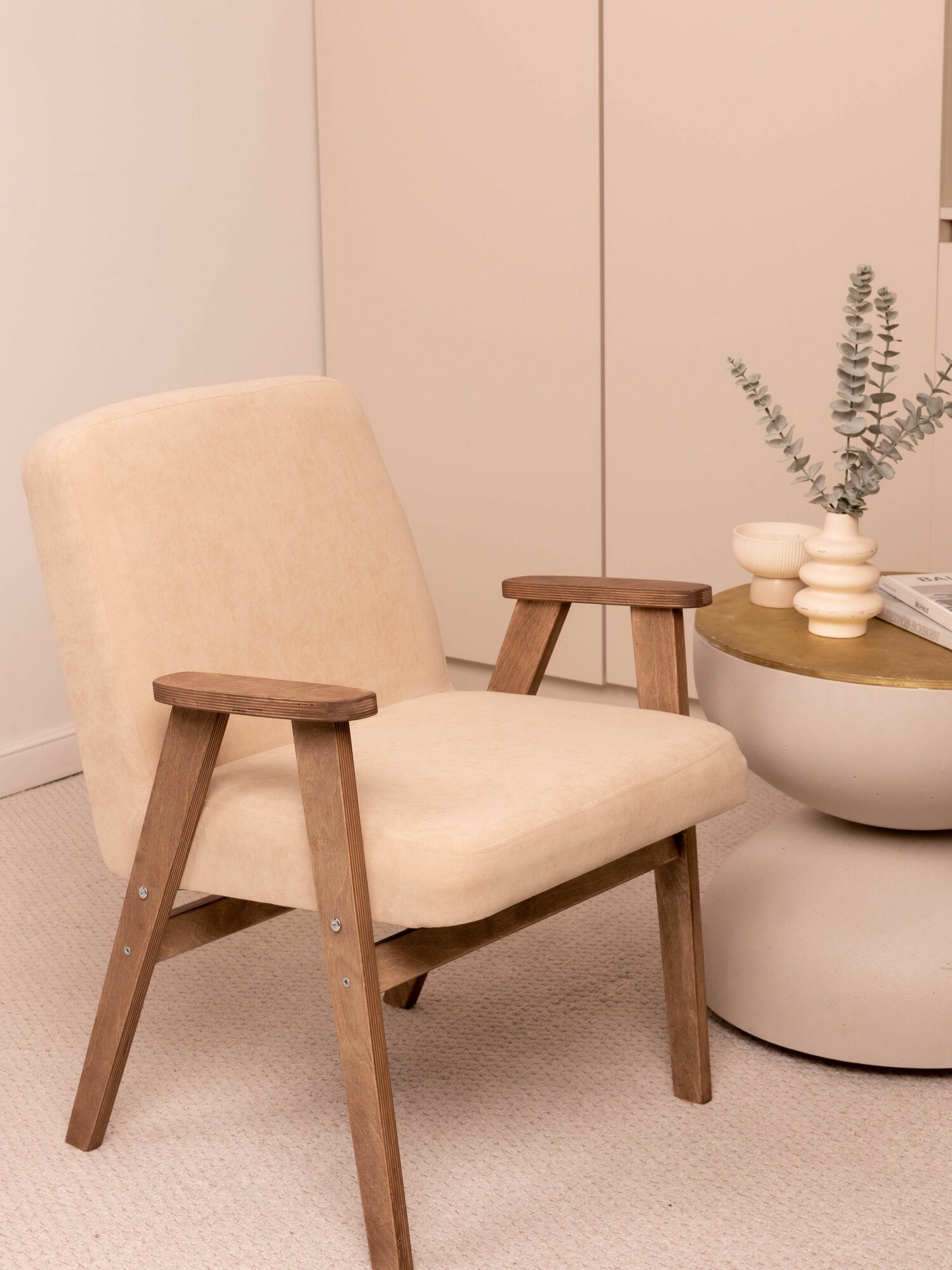 Кресло мягкое для дома и дачи Галант на высоких деревянных ножках с подлокотниками