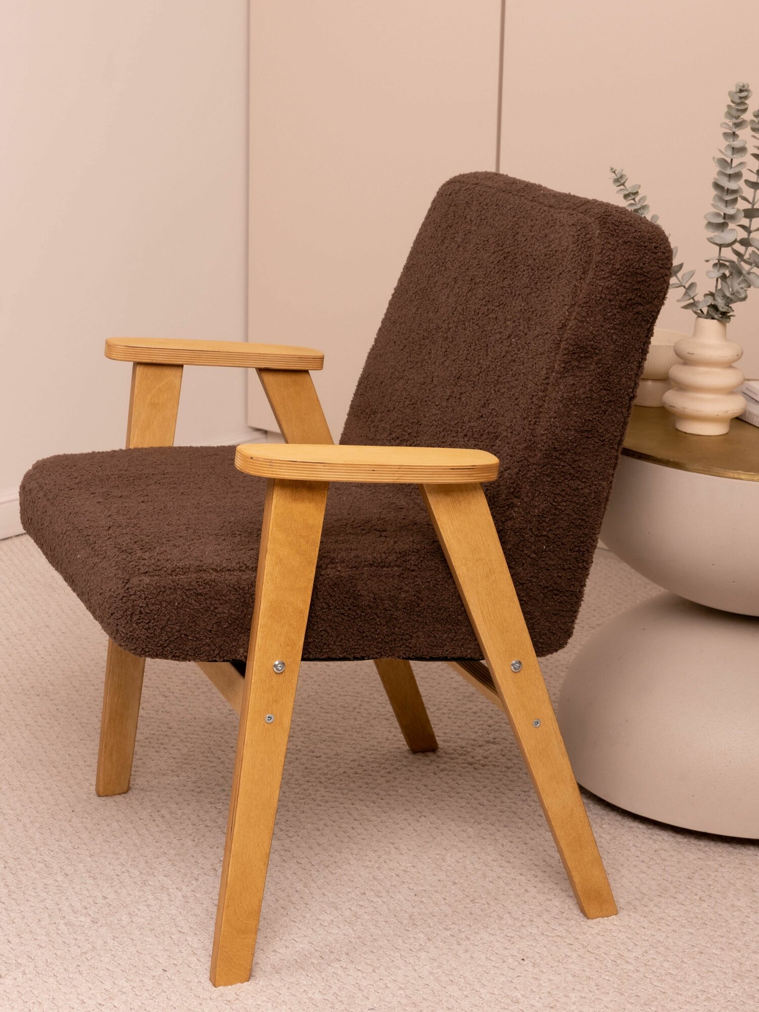 Кресло мягкое для дома и дачи Галант на высоких деревянных ножках с подлокотниками