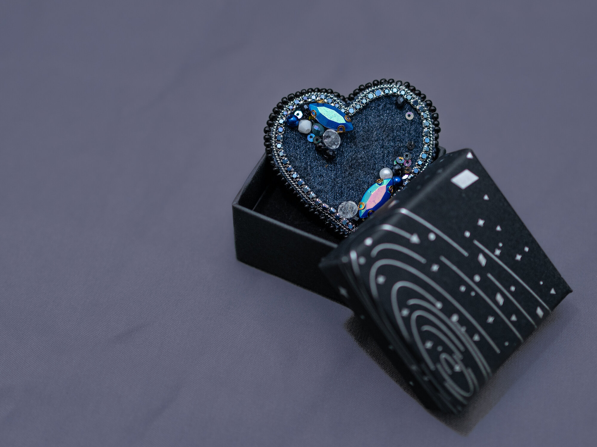 Брошь, бисер, стразы, стекло