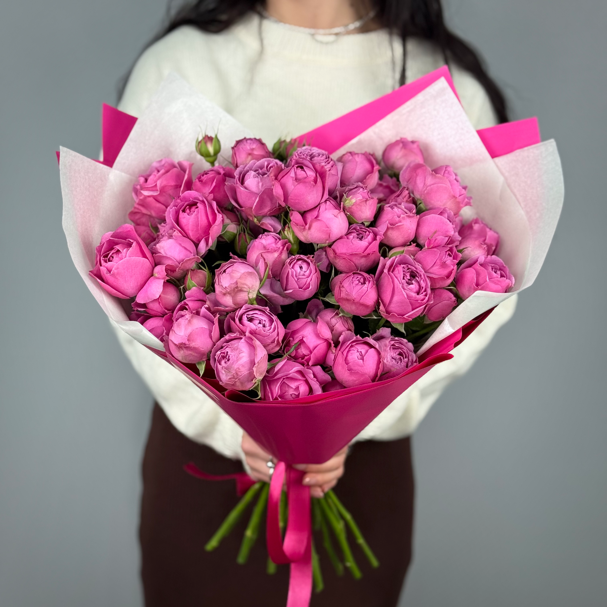 Букет из 15 кустовых пионовидных роз Мисти баблз в стильной упаковке. «365 Поводов» - живые цветы с доставкой