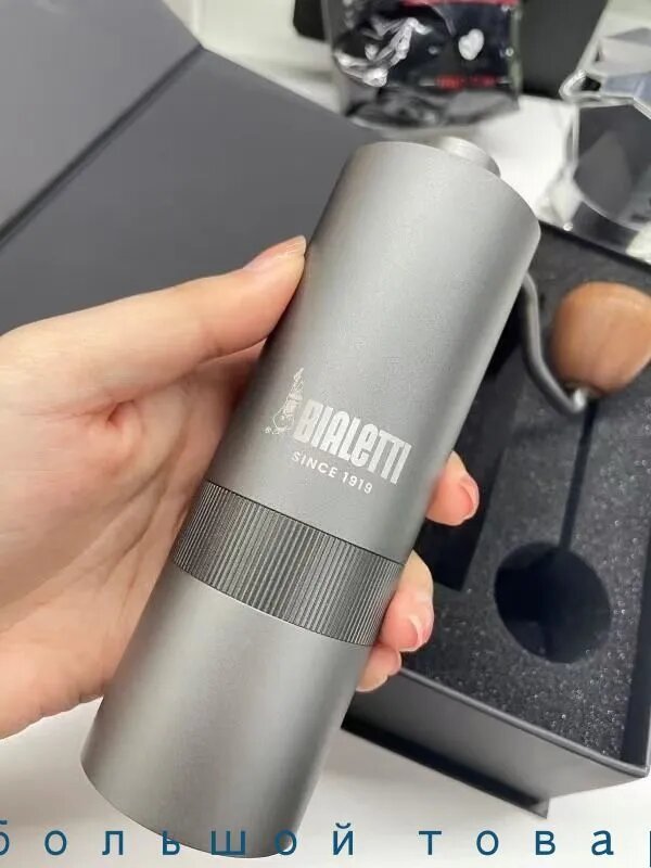 Ручная кофемолка Bialetti MINO 1.0 для кофейных зерен, ручная мельница, корпус из алюминия, цвет серый — фото 1