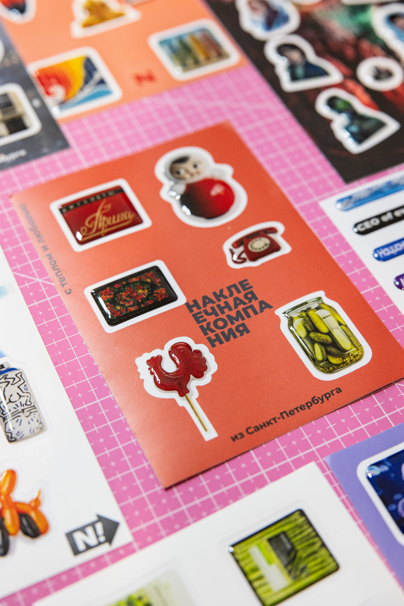 Набор наклеек на телефон 3Д. Родина красная. СССР 80е Ностальгия 6 штук. Матрёшка, карамель красный петушок