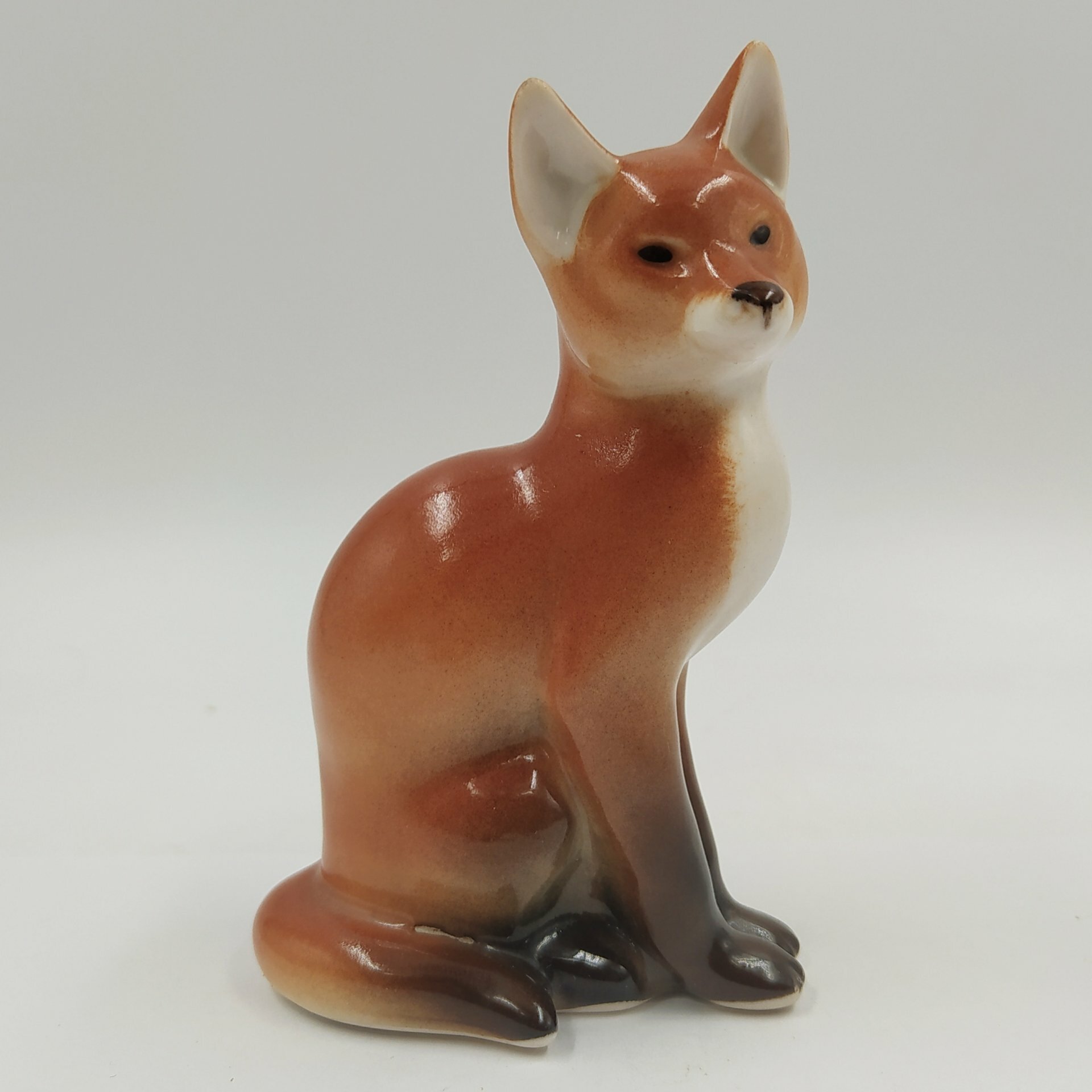 Статуэтка "Лиса", скульптор П. П. Веселов, фарфор, аэрография, роспись