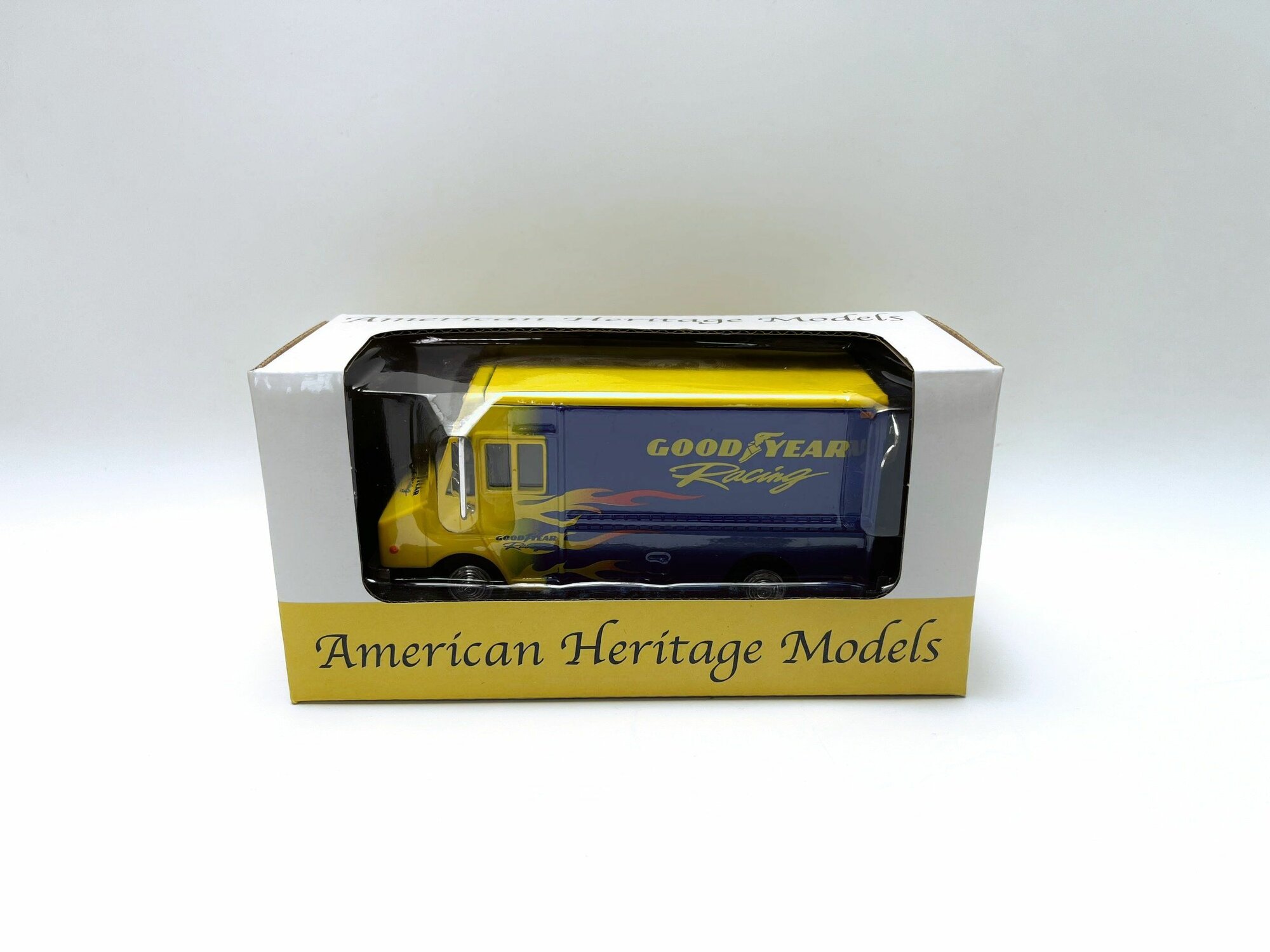 AMERICAN HERITAGE Модель американского грузовика в масштабе 1:43 - Goodyear 1936 Milk Delivery Truck, из литого металла