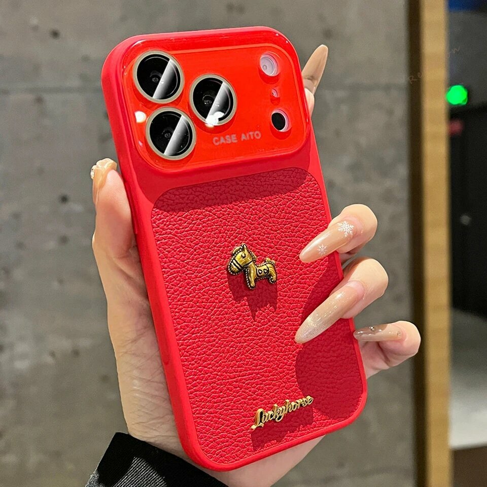 Красный чехол Lucky Horse для iPhone 16 Pro
