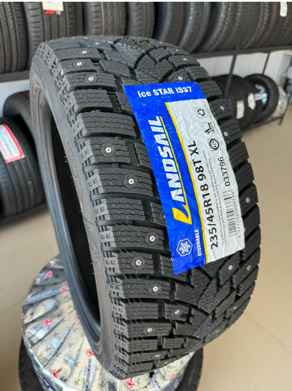 Landsail 235/45 R18 ice Star iS37 шипованные