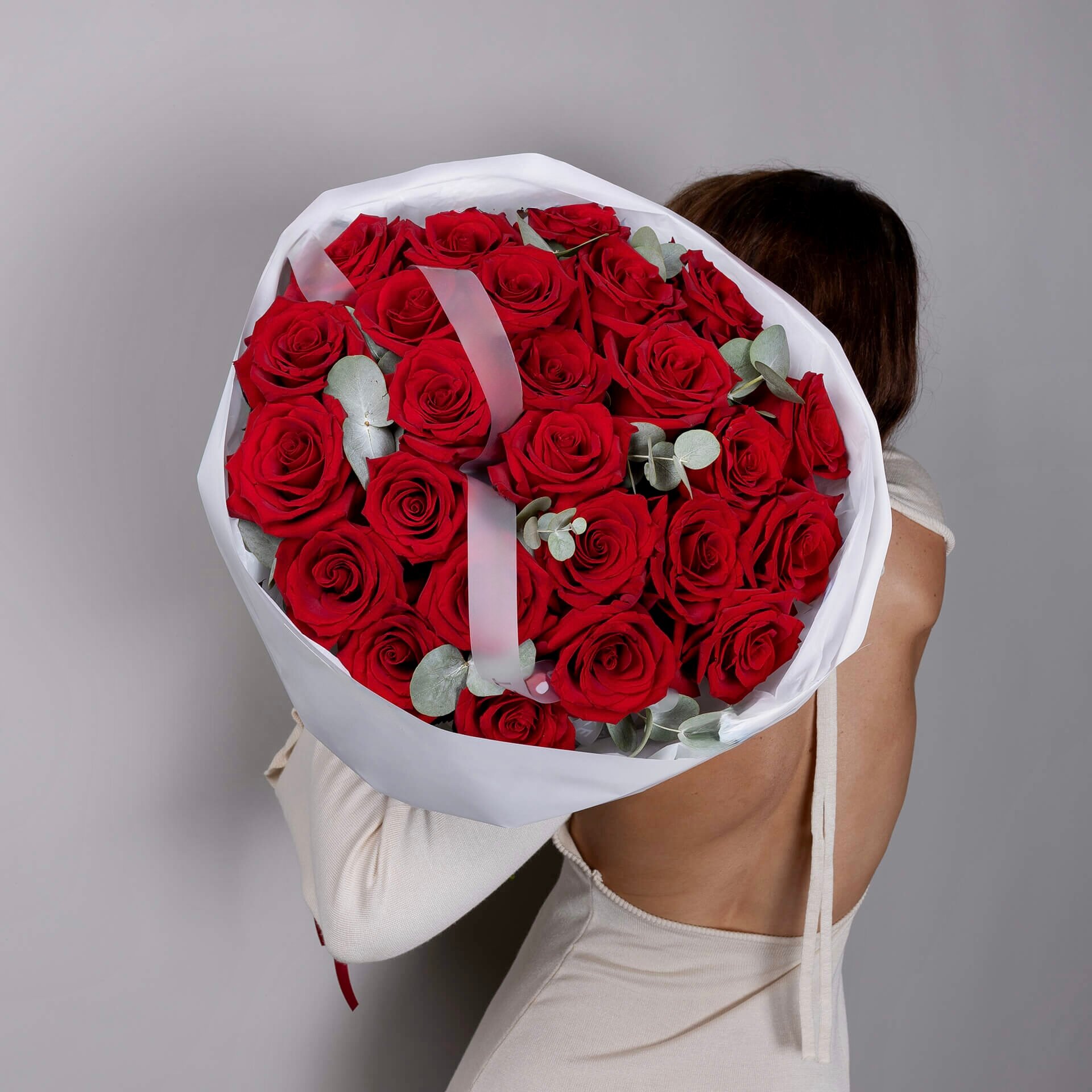 Монобукет, красная Роза “Premium Explorer” + эвкалипт в упаковке с лентами, 25 роз