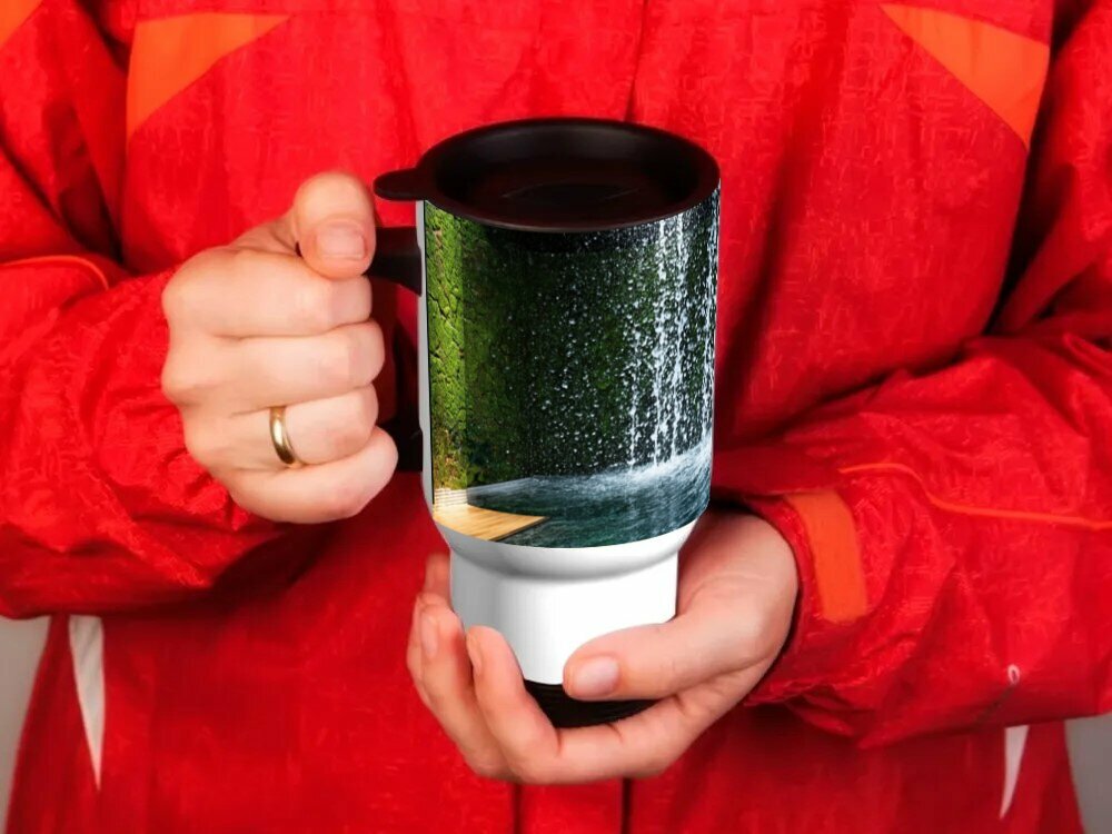 Тремокружка для авто с принтом "Огромный крытый водопад, сбрасывающий свои потоки воды с высоты на гладкую поверхность натурального камня, создает яркие брызги, рассыпаясь на." 0.5 л.