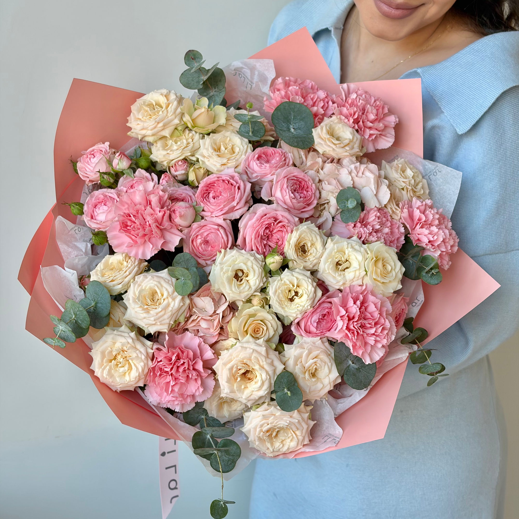 Букет с кустовыми розами, гортензиями и гвоздиками #1055