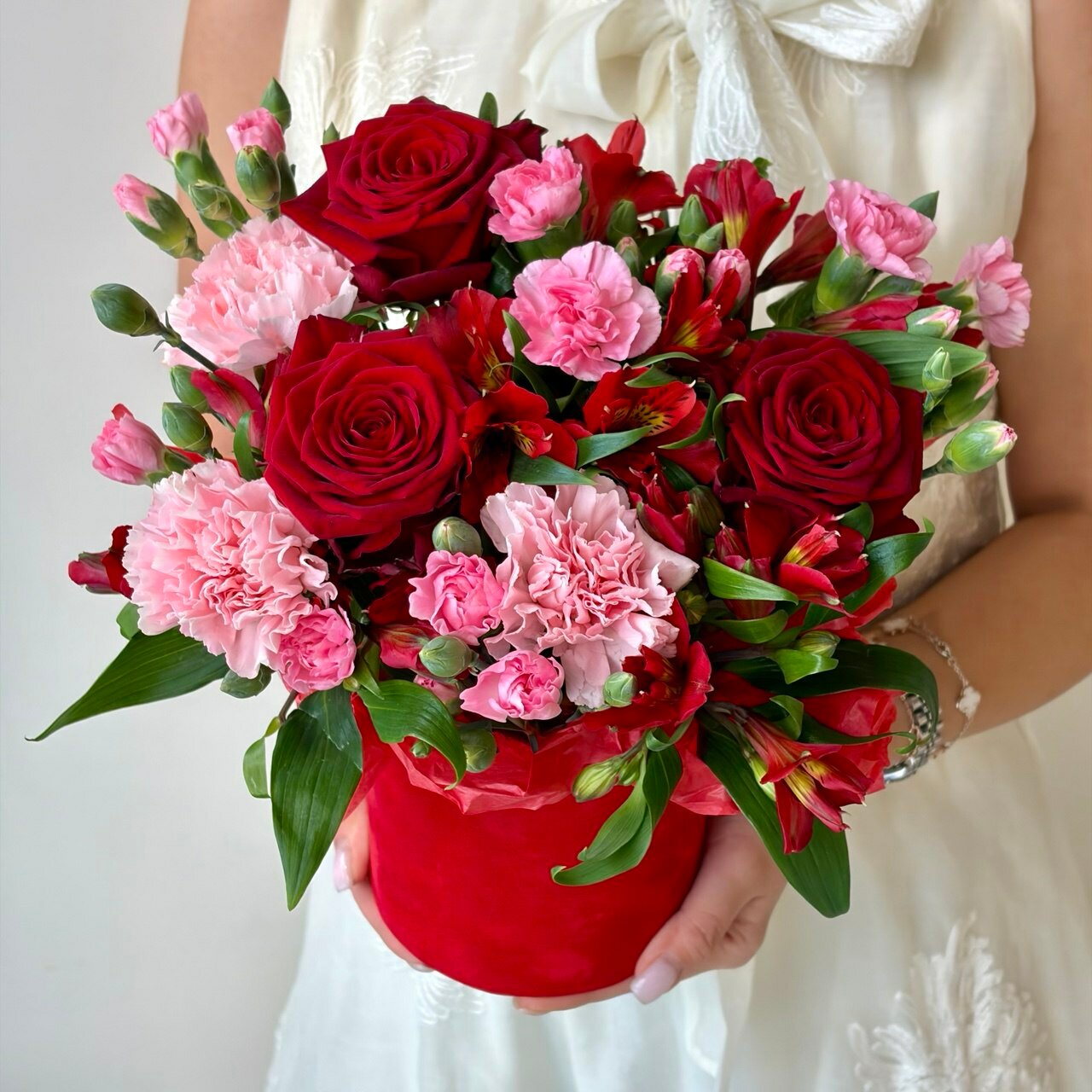 Яркая композиция из роз, альстромерий и диантусов #990