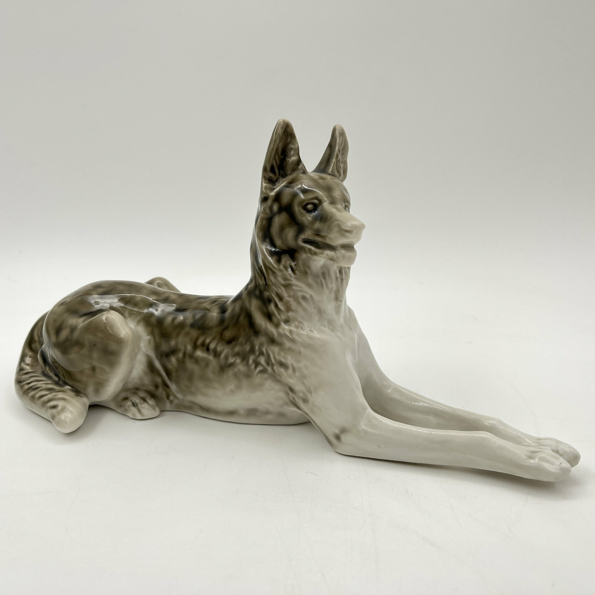 Статуэтка "Немецкая овчарка", автор В. С. Драчинская, фарфор, роспись