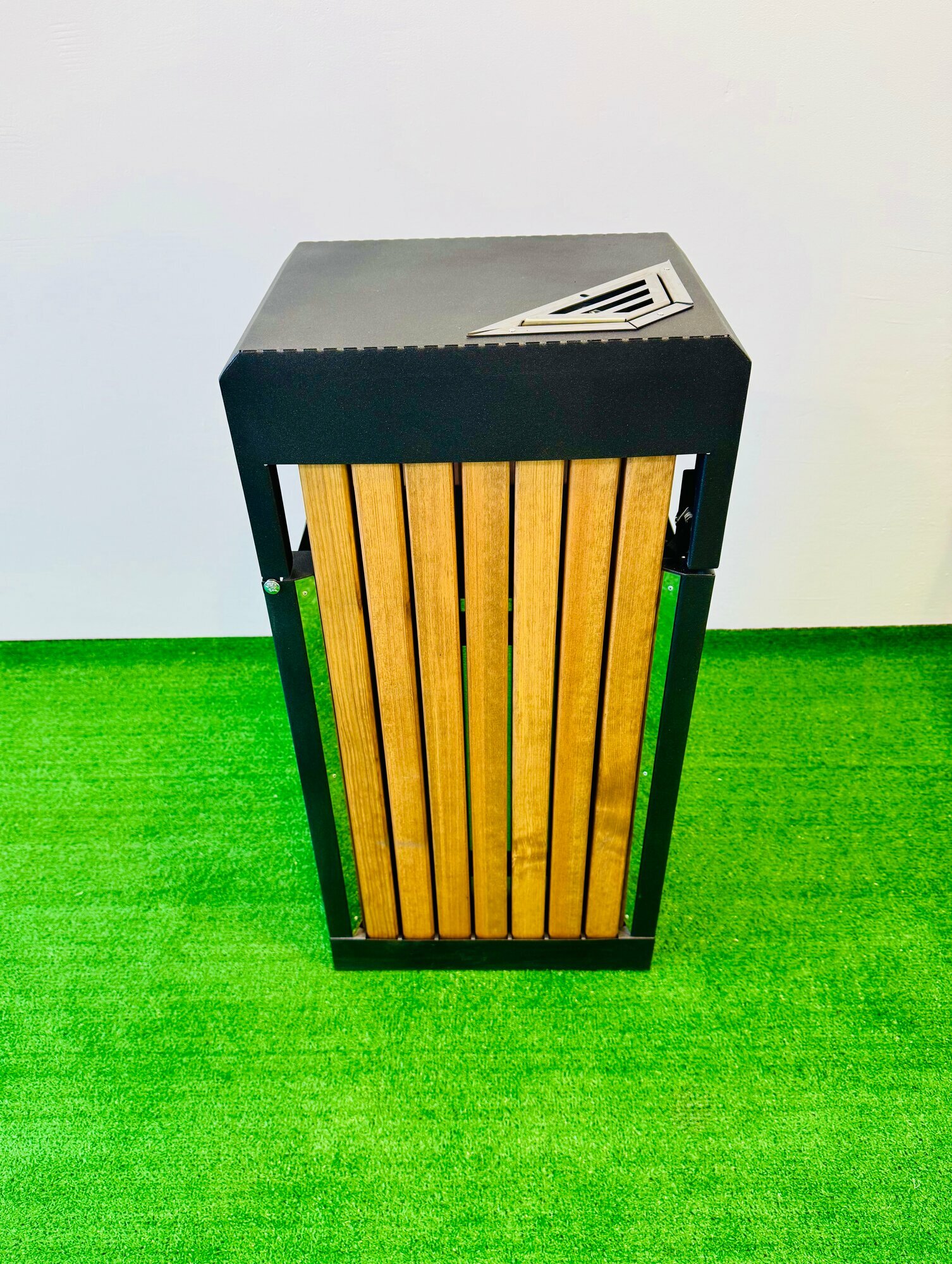 Урна уличная FEROOM GROUP "Flip", антивандальная, с замком, черно-серая