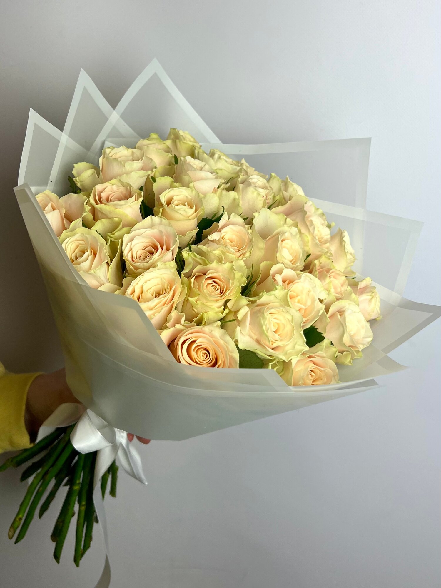 Нежный и романтичный монобукет из 25 стойких кремовых роз сорта Шармант