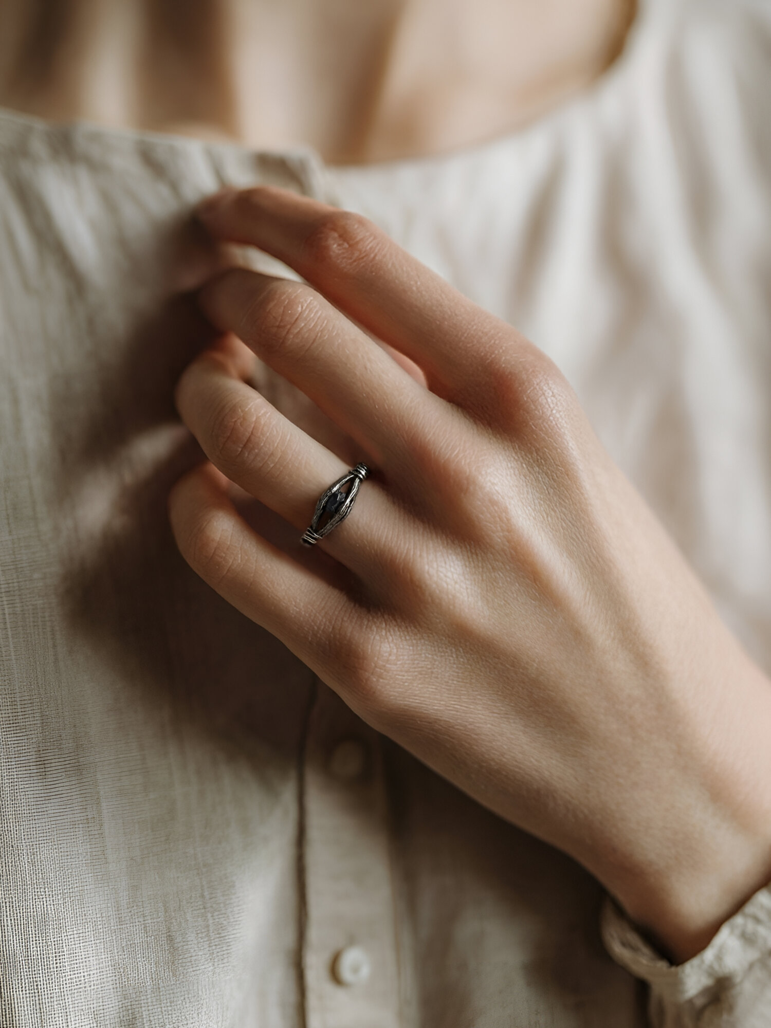 Кольцо помолвочное, тонкое, серебро, 925 проба, корунд