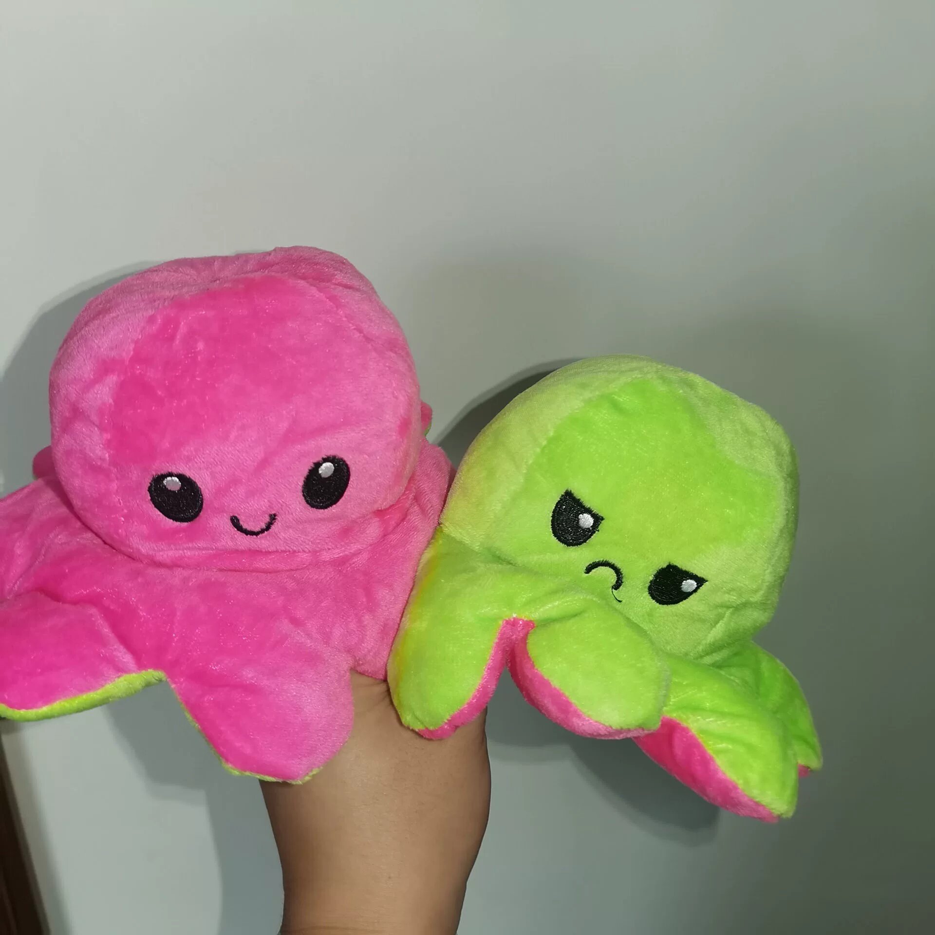 1 шт. Поворотная игрушка-осьминог из плюша в зелено-розово-красном цвете