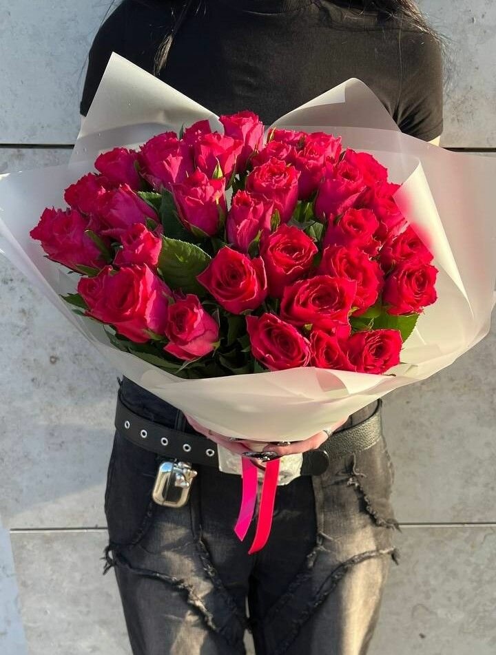 Букет живых цветов / Монобукет / 35 Роз / Цвет малиновый/ Дизайнерская упаковка