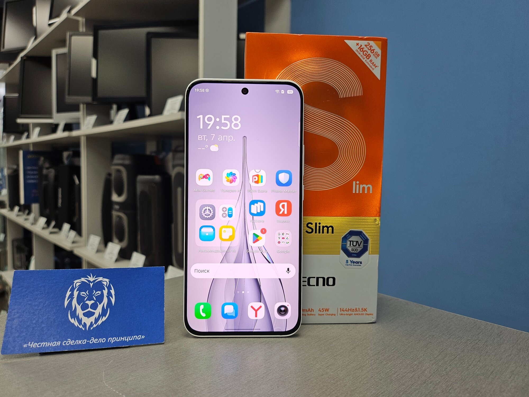 6.78" Смартфон Tecno SPARK Slim 8/256 ГБ, AMOLED, NFC, 4G, 5160 мА*ч, белый
