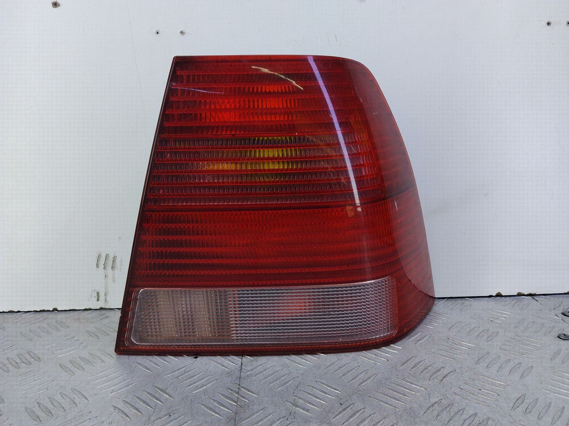 Фонарь задний правый Volkswagen Bora 1J2 (1998 - 2005) 1J5945096AA
