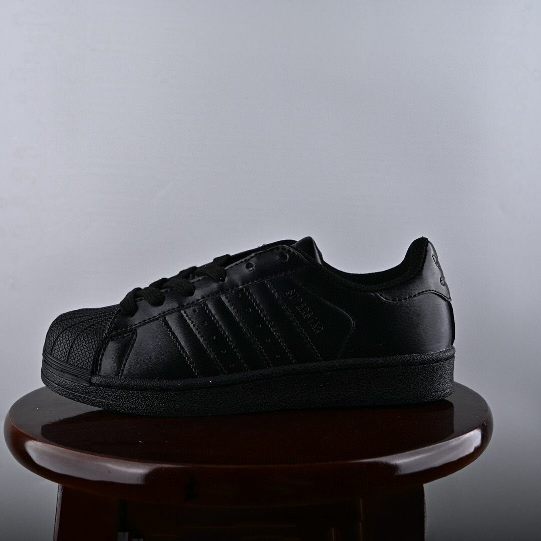 Krossovki originals superstar