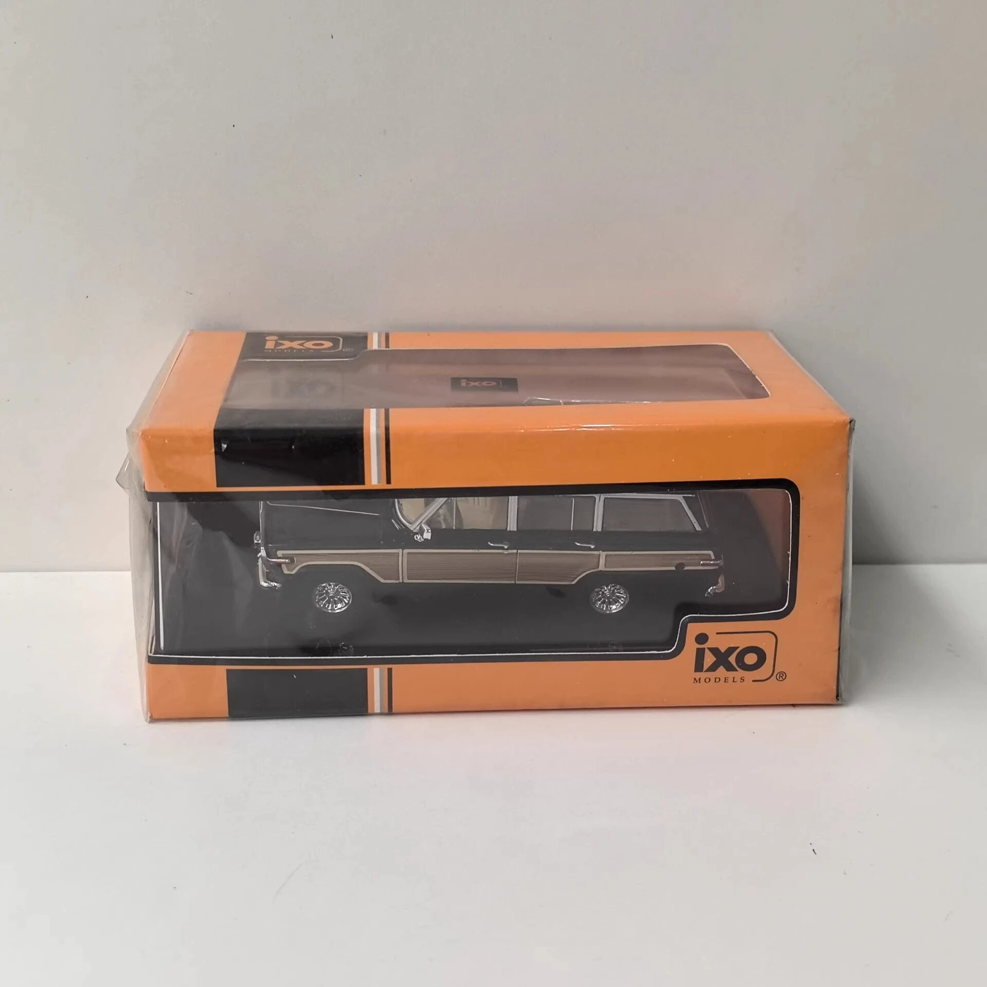 Коллекционная модель автомобиля Jeep Grand Wagoneer 4WD 1989 IXO 1/43