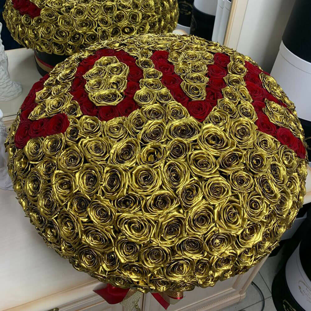 Золотые розы LOVE - 351 шт. Цветочная компания "Венера в цветах"