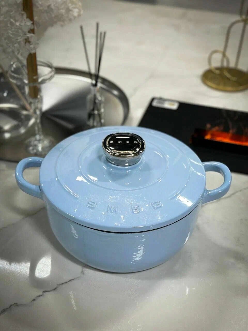 Кастрюля Smeg, чугунная, голубая, с антипригарным покрытием, 4.2 л