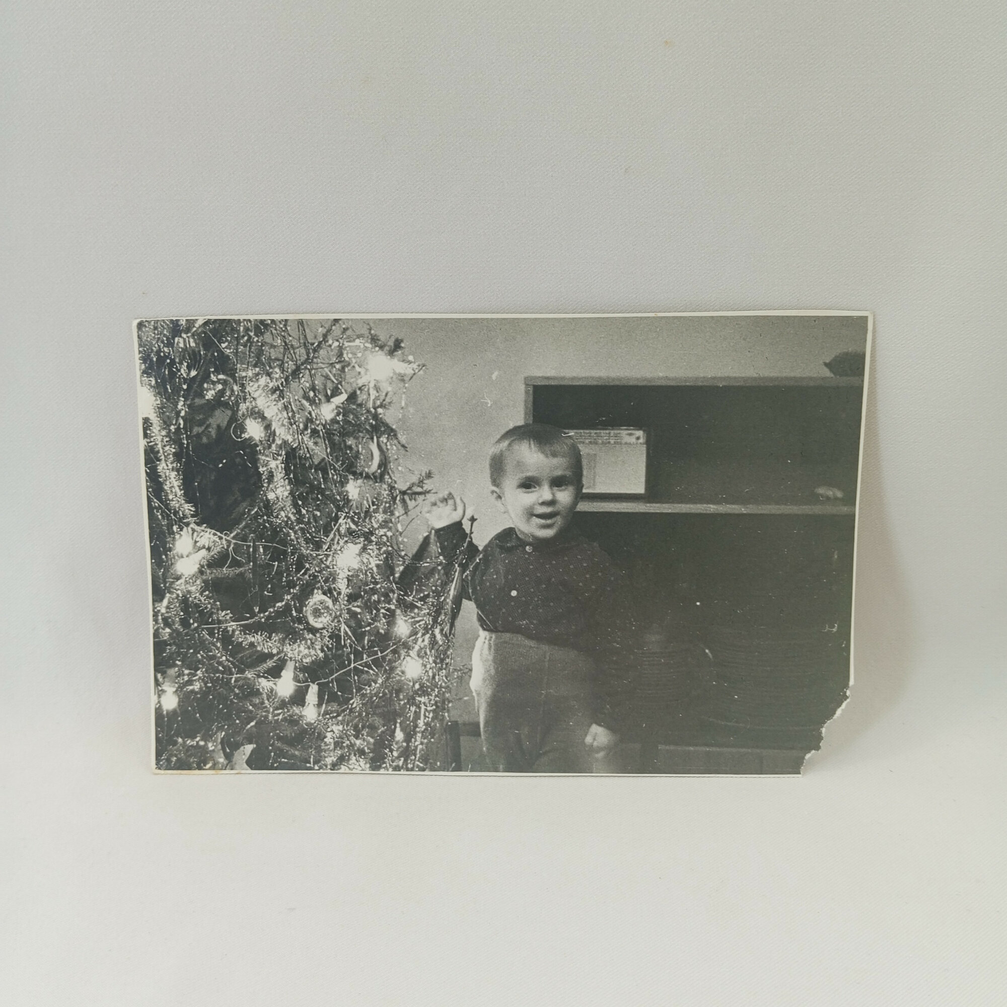 Фотография винтажная, СССР. Черно белый семейный снимок с ребенком у новогодней елки