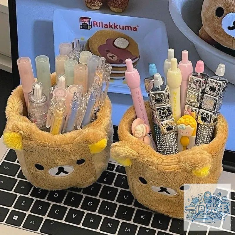 Премиальный органайзер Rilakkuma, выполненный в виде милого плюшевого зверька, применяется для хранения ручек и карандашей, а также прочих офисных мелочей, и устанавливается на рабочем столе.